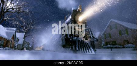 THE POLAR EXPRESS, TRAIN ARRIVES ON BOY'S STREET, 2004 Stock Photo - Alamy