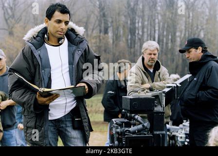M. NIGHT SHYAMALAN, THE VILLAGE, 2004 Stock Photo - Alamy
