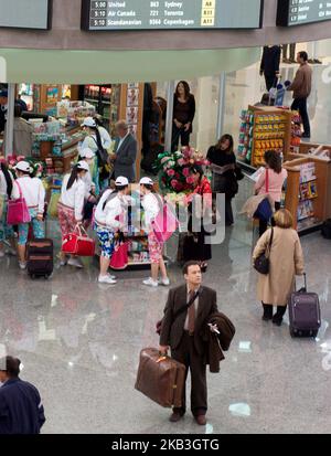 THE TERMINAL, TOM HANKS, 2004 Stock Photo - Alamy