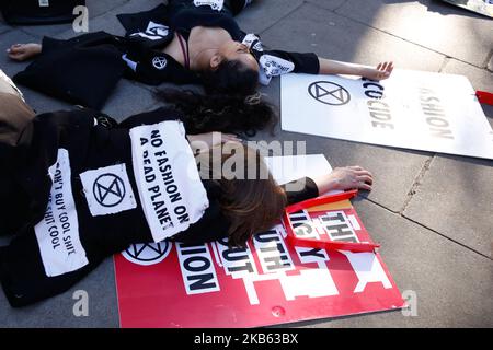 Extension Rebellion protest against unsustainability and consumerism in ...