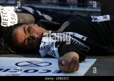 Extension Rebellion protest against unsustainability and consumerism in ...