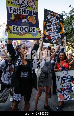 Extension Rebellion protest against unsustainability and consumerism in ...