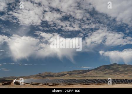 Solar farms in a desert landscape of northern Nevada Stock Photo - Alamy