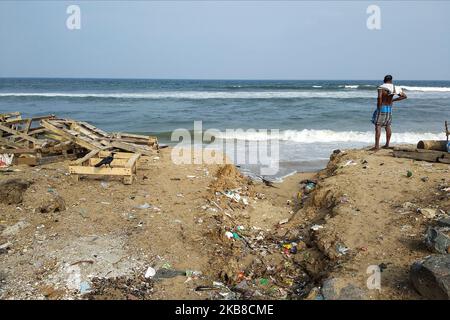Sudden heavy seawater waves and rise of water level at Pattinapakkam ...