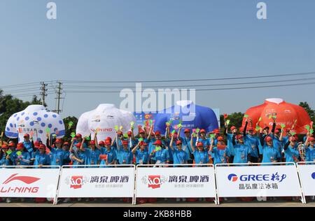 Cycling fans seen ahead of the second stage, 152.3km Beihai-Qinzhou ...