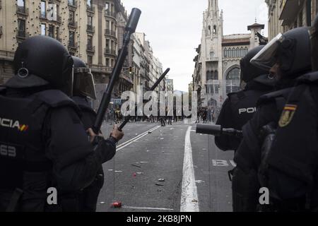 Spanish riot police charge at pro-Palestinian protesters during the ...