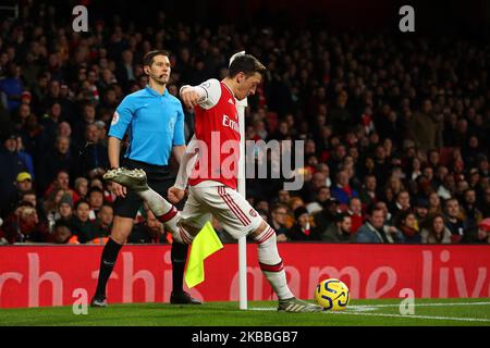 Arsenal's Mesut Ozil takes a corner Stock Photo - Alamy