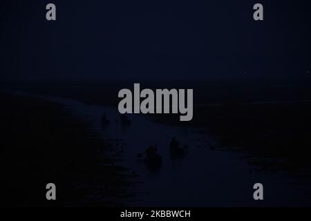 Kashmiri boatmen ride their boats during winter season in Dal Lake ...