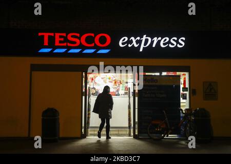 Tesco Express store in London docklands Canary Wharf Stock Photo - Alamy