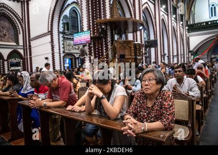 Myanmar Christian devotees pray during a Christmas Eve mass at St. Mary ...
