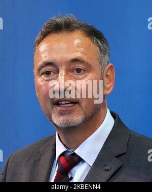 Potsdam, Germany. 03rd Nov, 2022. Dietmar Woidke (r, SPD), Minister ...