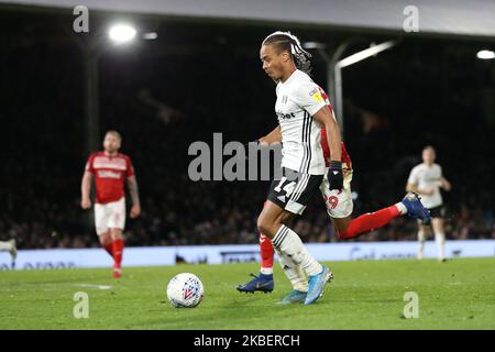 Bobby Reid of Fulham taking on Djed Spence of Middlesbrough during the ...