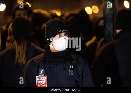 Policeman protected by a mask, supervising the evacuation of the ...