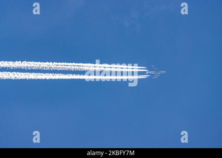 Engine exhaust contrails of Boeing 747 airliner Stock Photo - Alamy