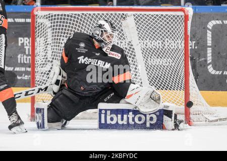 Patrick Klein of Löwen Frankfurt during the DEL2 match between Löwen ...