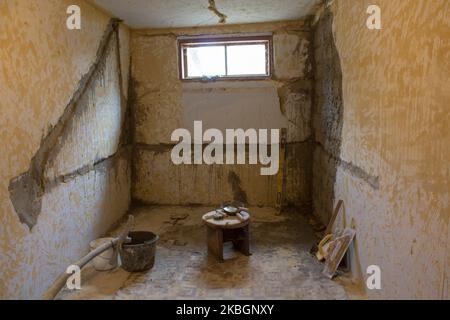 Devastated room in an abandoned building Stock Photo - Alamy