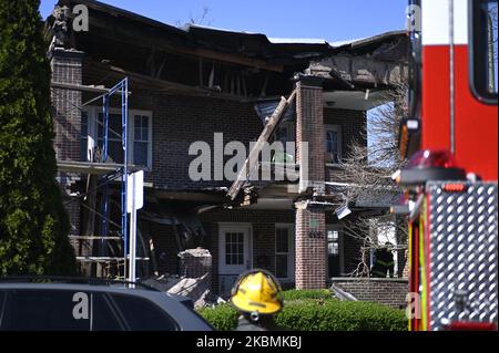 Emergency crews respond to a partial building collapse in the West ...