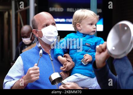 New Yorkers applaud medical workers at Lennox Hospital in New York City ...