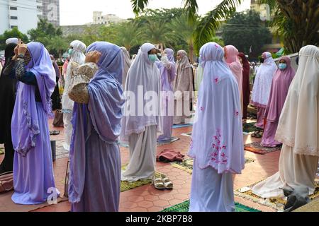 Muslim devotees wear face masks in social distancing as a preventive ...