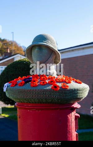 Poole, Dorset, UK. 4th November, 2022. A knitted postbox topper of ...