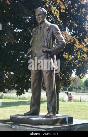 Statue of former PM Pierre Elliott Trudeau seen after city crews ...