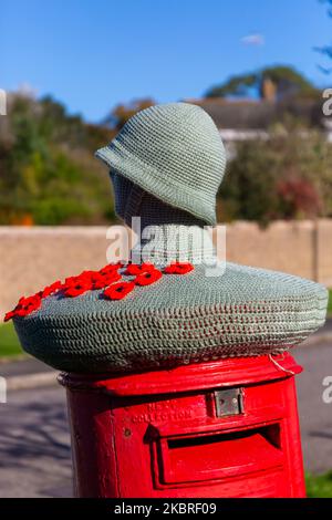 Poole, Dorset, UK. 4th November, 2022. A knitted postbox topper of ...