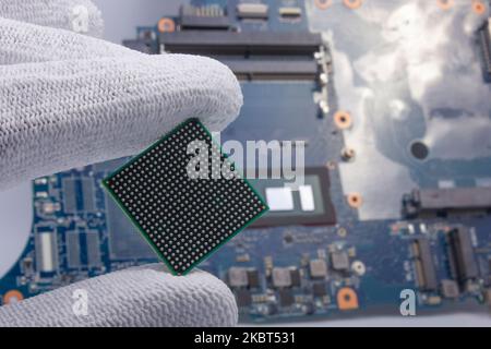 Semiconductor BGA chip in fingers and optical microscope - IC ...