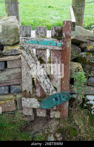 Wooden gate with a special "hinge" on a hiking path in the Yorkshire ...