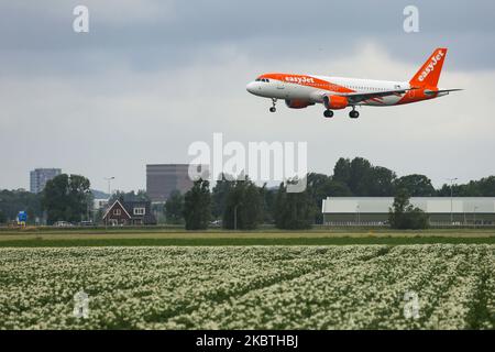 Easy Jet plane seen landing in Lisbon Stock Photo - Alamy