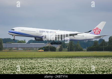 Airbus A350-900 touching down in Airbus Airspace livery Stock Photo - Alamy