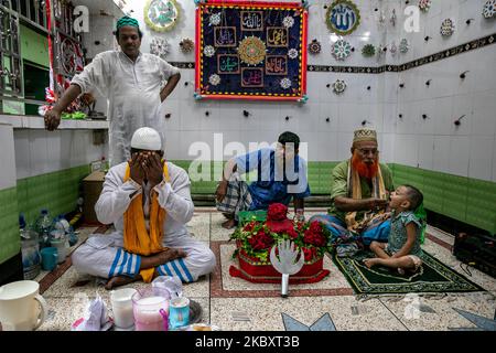 People pray and recite holy quran to celebrate ashura in Dhaka ...