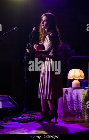 Italian singer Music Concert - Erica Mou - Cerchi Erica Mou Bari Teatro ...