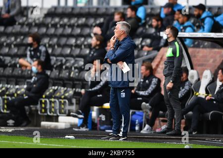 Assistant Manager Rob Kelly of Barrow (Right) during Sky Bet League Two ...