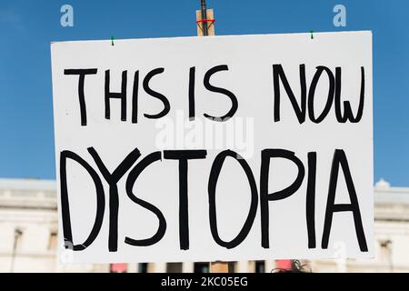 Thousands of Anti-Vax protesters gather at Trafalgar Square against ...