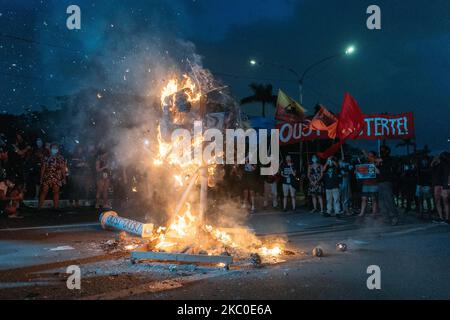 Activists burn a giant effigy of President Rodrigo Duterte ' labeled as ...