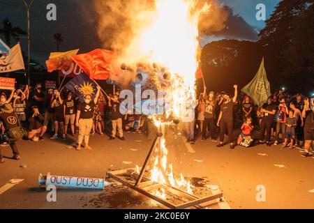 Activists burn a giant effigy of President Rodrigo Duterte ' labeled as ...