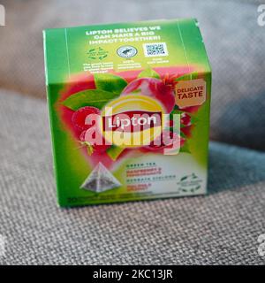 Lipton brand fruit tea in pyramid bags inside a box Stock Photo - Alamy