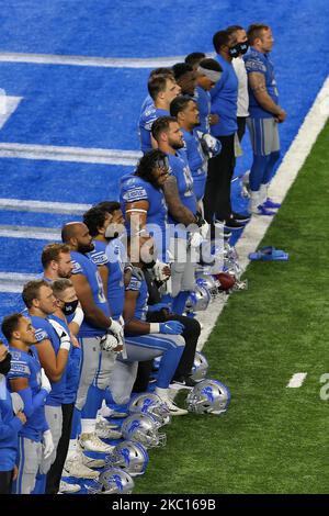 New Orleans Saints players kneel in prayer before an NFL football game ...