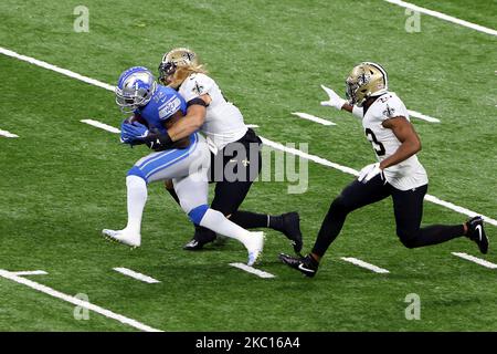 Detroit Lions middle linebacker Alex Anzalone (34) rushes during an NFL ...