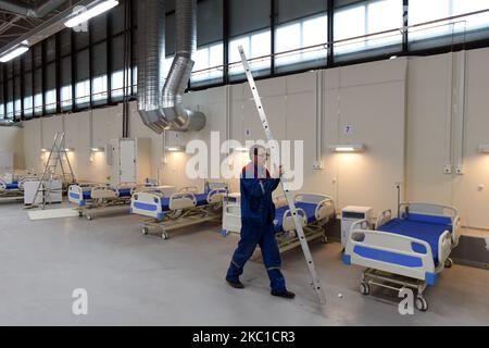 Hospital beds at a temporary medical facility for COVID-19 patients ...