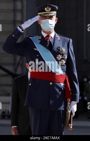 Family photo of King Felipe VI (c) with a representation of the Spanish ...
