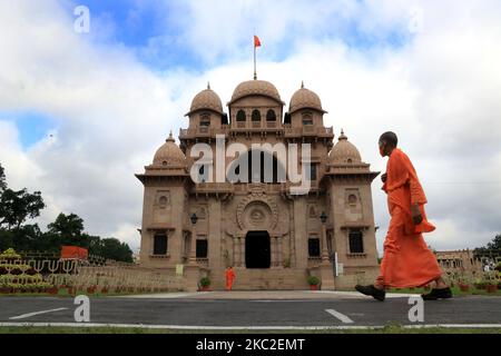 A Monk of Belur Math (Headquarters of Ramakrishna Math) walk cross ...
