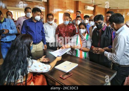 Congress Mayor candidate Munesh Gurjar flashes victory sign after ...
