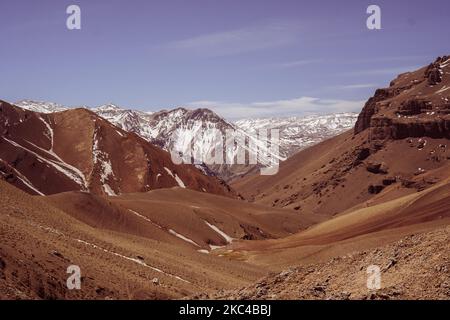 An amazing shot of the peaks of the Cordillera de los Andes in Mendoza ...