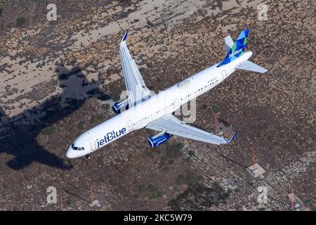 jetBlue Airways Airbus A321 Jet Airliner Taking Off From Runway 25 Left ...