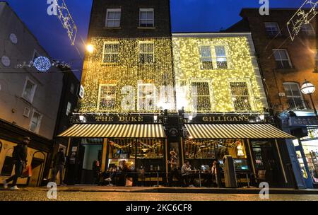 The Duke pub in Dublin's city centre decorated for Christmas Season ...