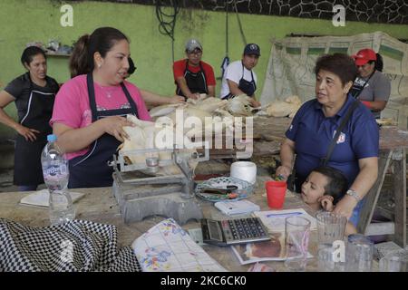 Members of the Montes family, originally from Santiago Zapotitlán ...