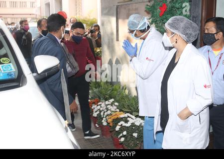 Director and secretary in protective medical masks work in office Stock ...