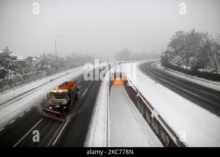 Reversible BUS lane in Madrid on the A-6 motorway during the Filomena ...