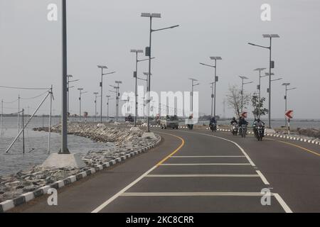Road leading to the Sangupiddy Bridge in Jaffna, Sri Lanka. Sangupiddy ...